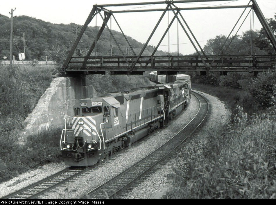 CEFX 3134 leading Q375 past the old Bollman bridge